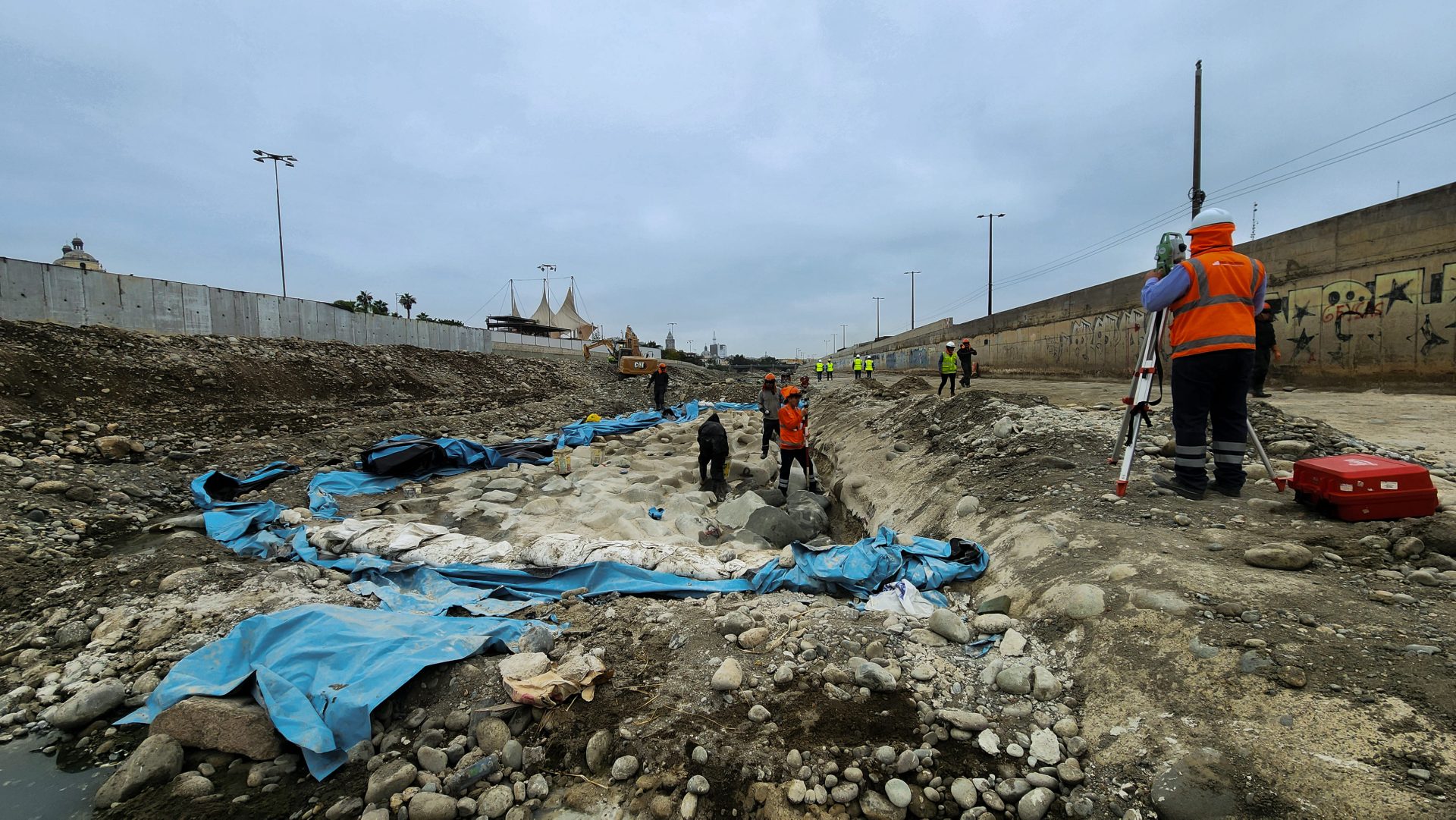 Lima Expresa realiza el mantenimiento de 2 km del cauce del río Rímac ...